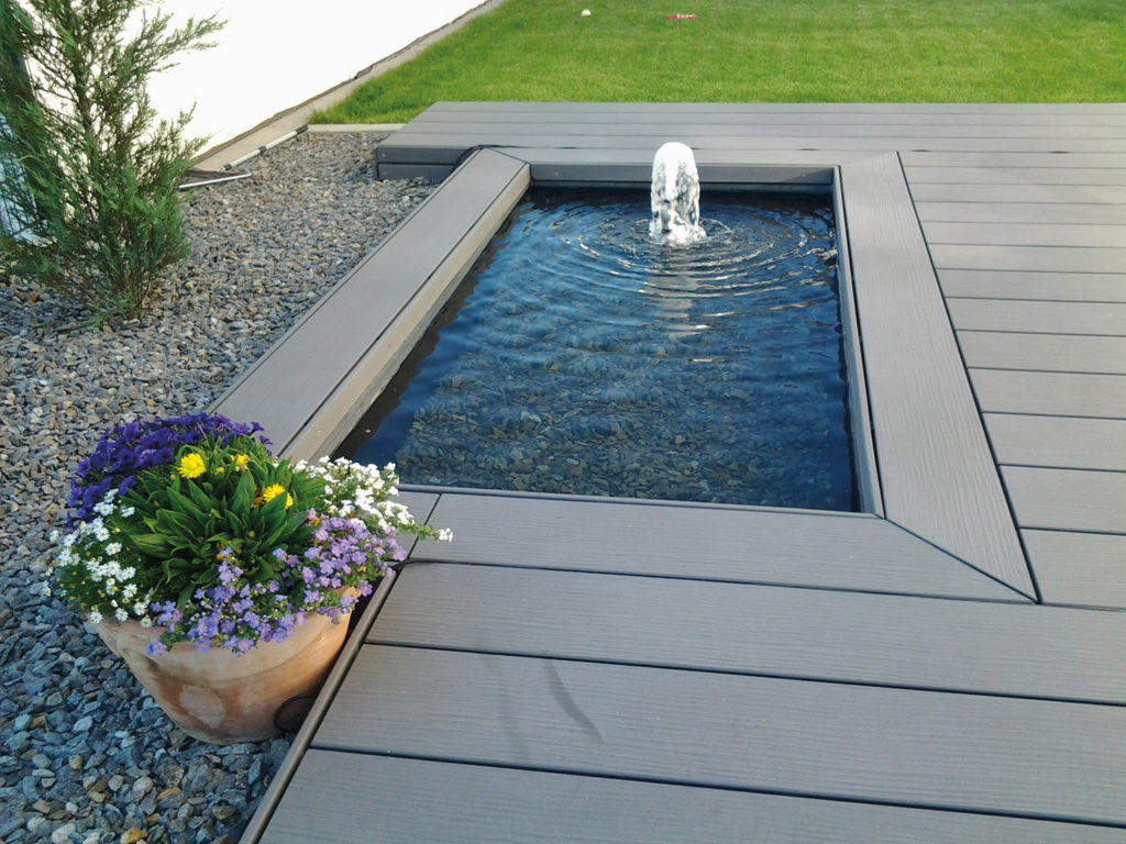Architektonische Wasserbecken im Garten und auf der Terrasse ...