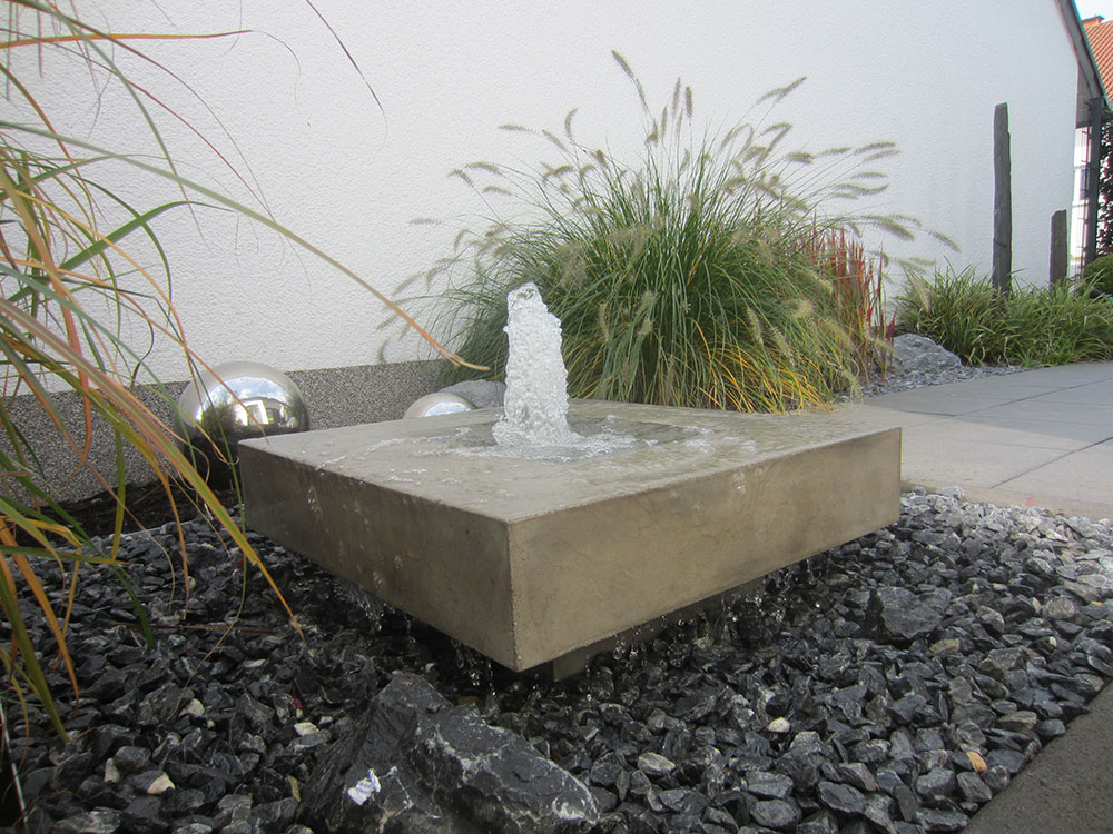 Genialer Gartenbrunnen in moderner Betonoptik - Gartenbrunnen ...