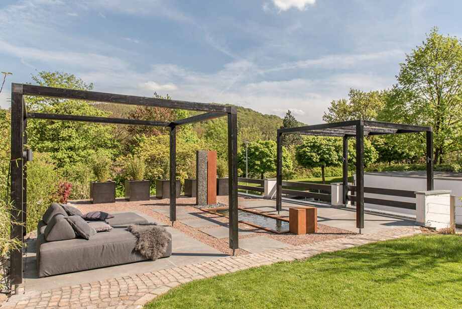 Modernes Gartendesign mit GFK-Wasserbecken und Cortenstahl-Wasserfall ... Modernes Gartendesign mit GFK-Wasserbecken und Cortenstahl-Wasserfall ...