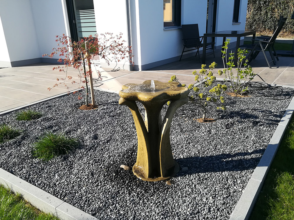 Steinbrunnen in Blütenform in Kiesbeet - Gartenbrunnen, Wasserbecken ...