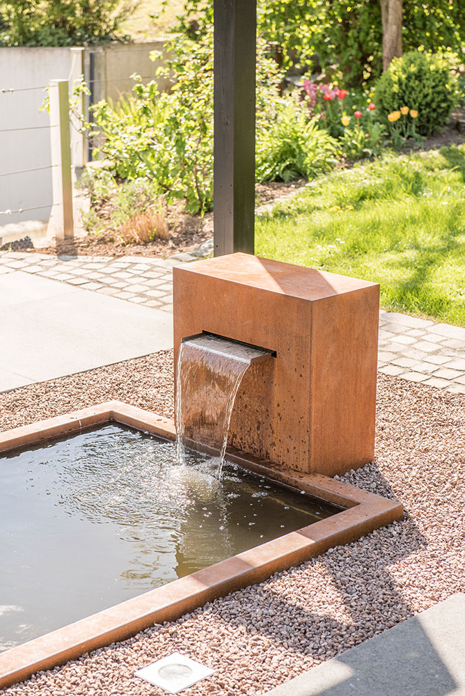 Modernes Gartendesign mit GFK-Wasserbecken und Cortenstahl-Wasserfall ... Modernes Gartendesign mit GFK-Wasserbecken und Cortenstahl-Wasserfall ...