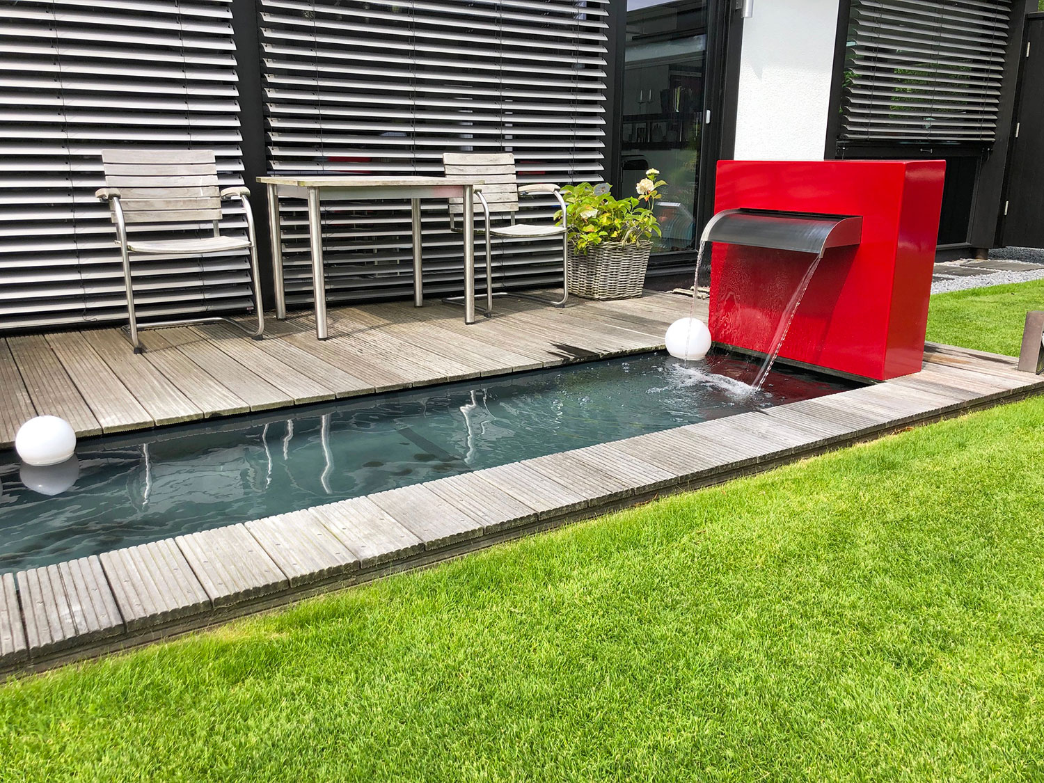 Roter Gartenwasserfall mit formalem GFK-Wasserbecken - Gartenbrunnen ... Roter Gartenwasserfall mit formalem GFK-Wasserbecken - Gartenbrunnen ...