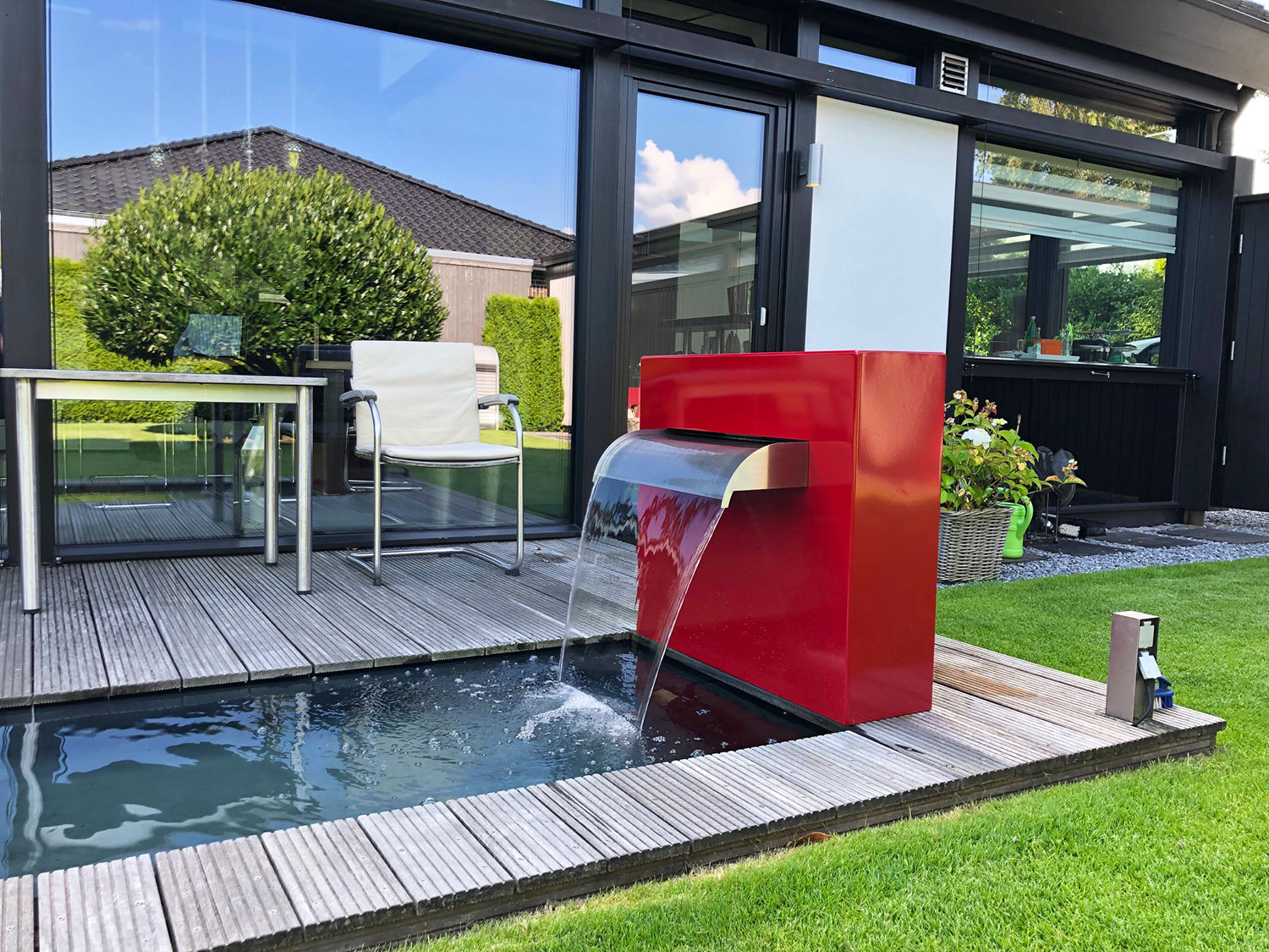 Roter Gartenwasserfall mit formalem GFK-Wasserbecken - Gartenbrunnen ...