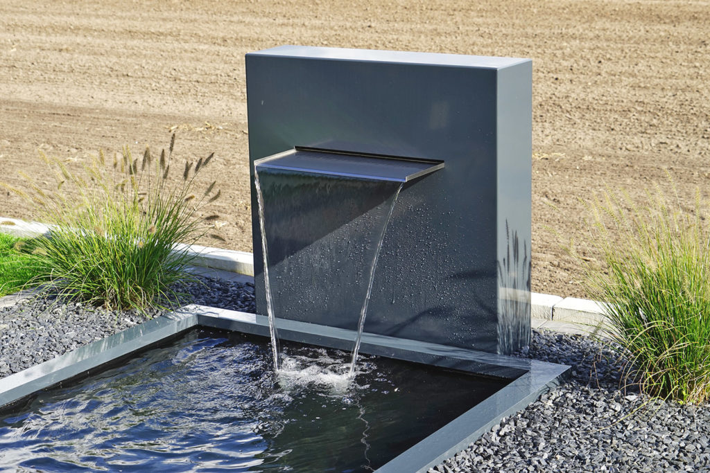 Garten-Wasserfall der Extraklasse in Kombination mit Wasserbecken ...