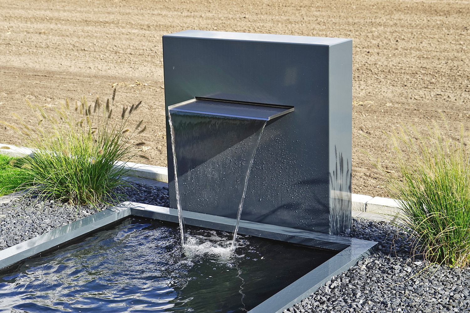 Garten-Wasserfall der Extraklasse in Kombination mit Wasserbecken ...