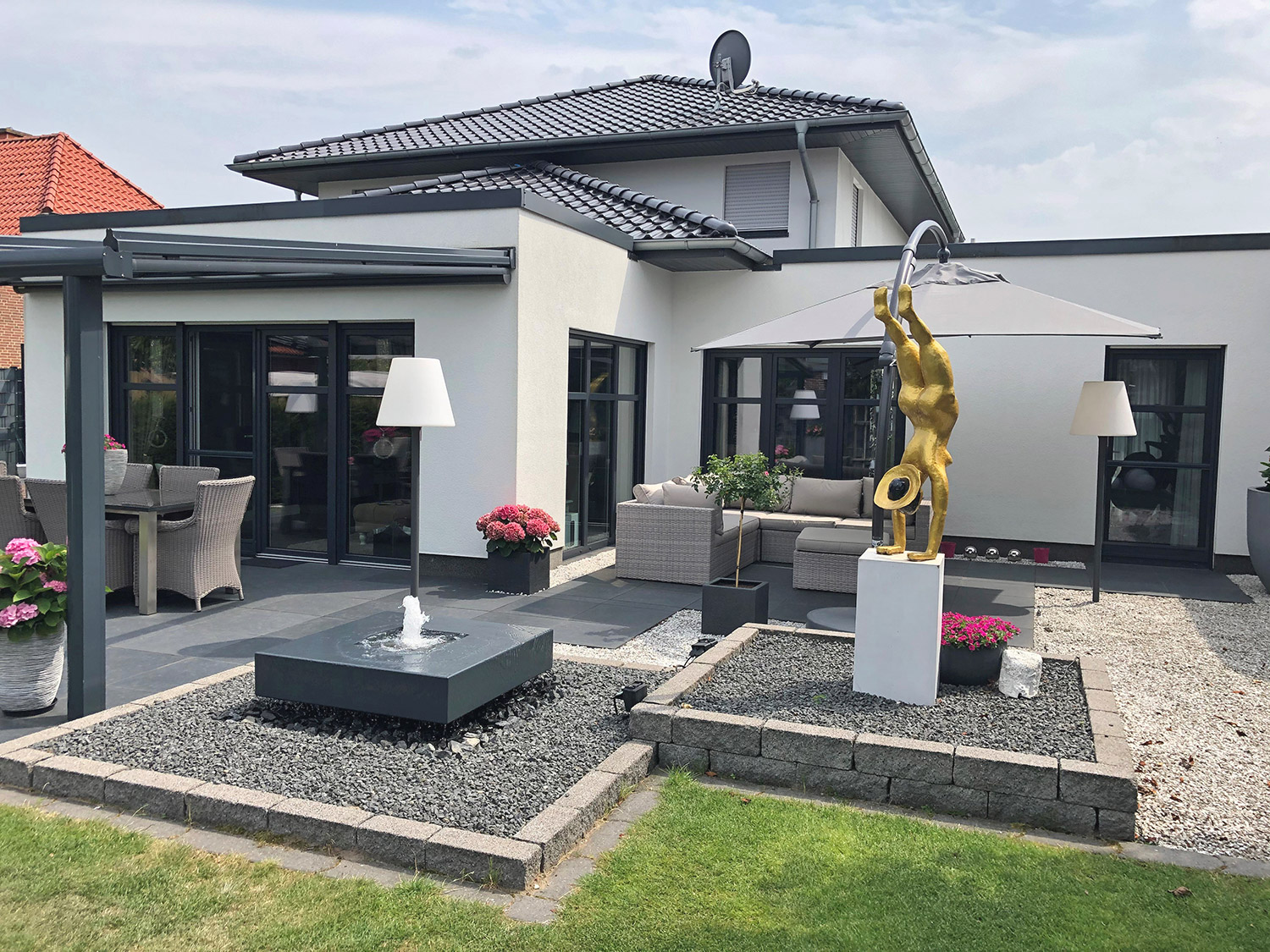 Moderner Gartenbrunnen in toller Verbindung zur Architektur ...