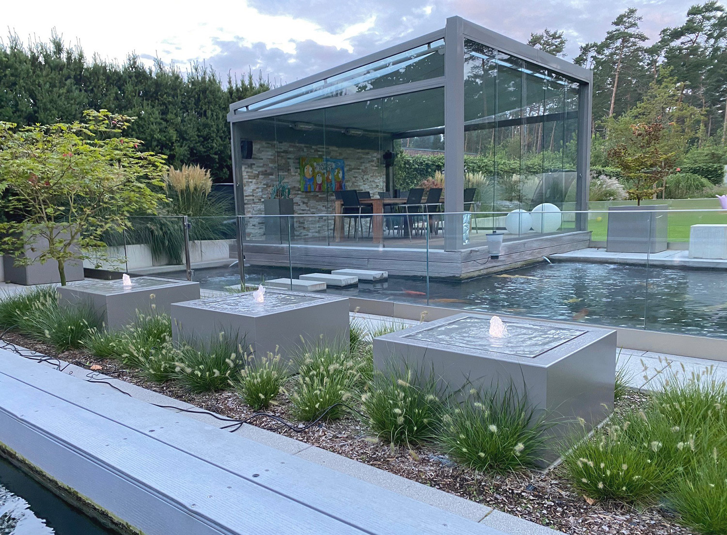 Kombination aus mehreren modernen Wassertischen in einem großen Garten ...