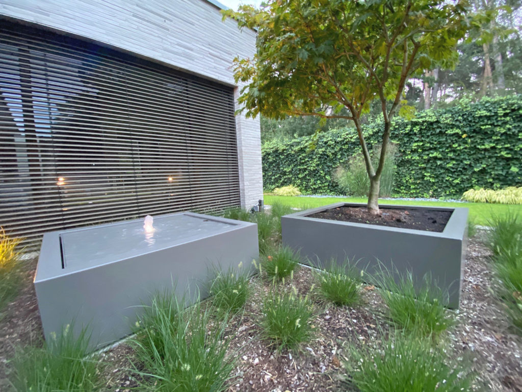 Kombination aus mehreren modernen Wassertischen in einem großen Garten ...