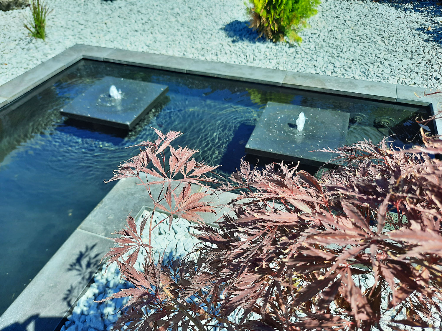 Z-förmiges Wasserbecken mit zwei Steinplatten als Wasserspiel ...