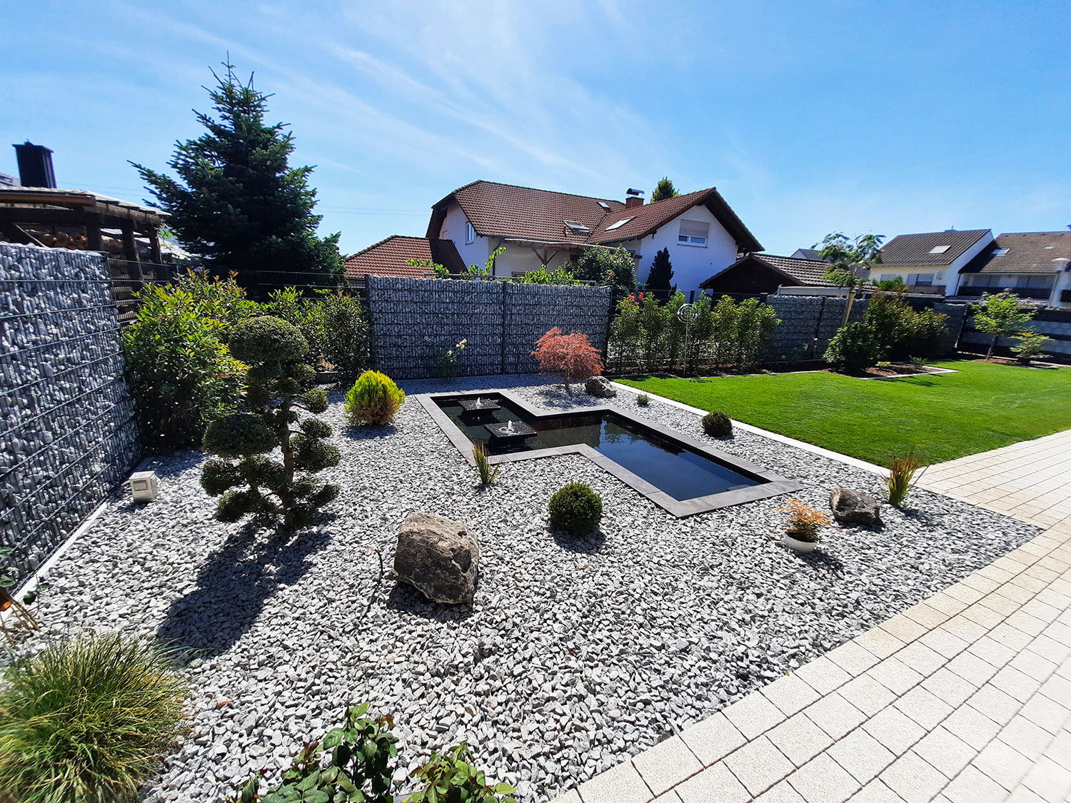 Z-förmiges Wasserbecken mit zwei Steinplatten als Wasserspiel ...