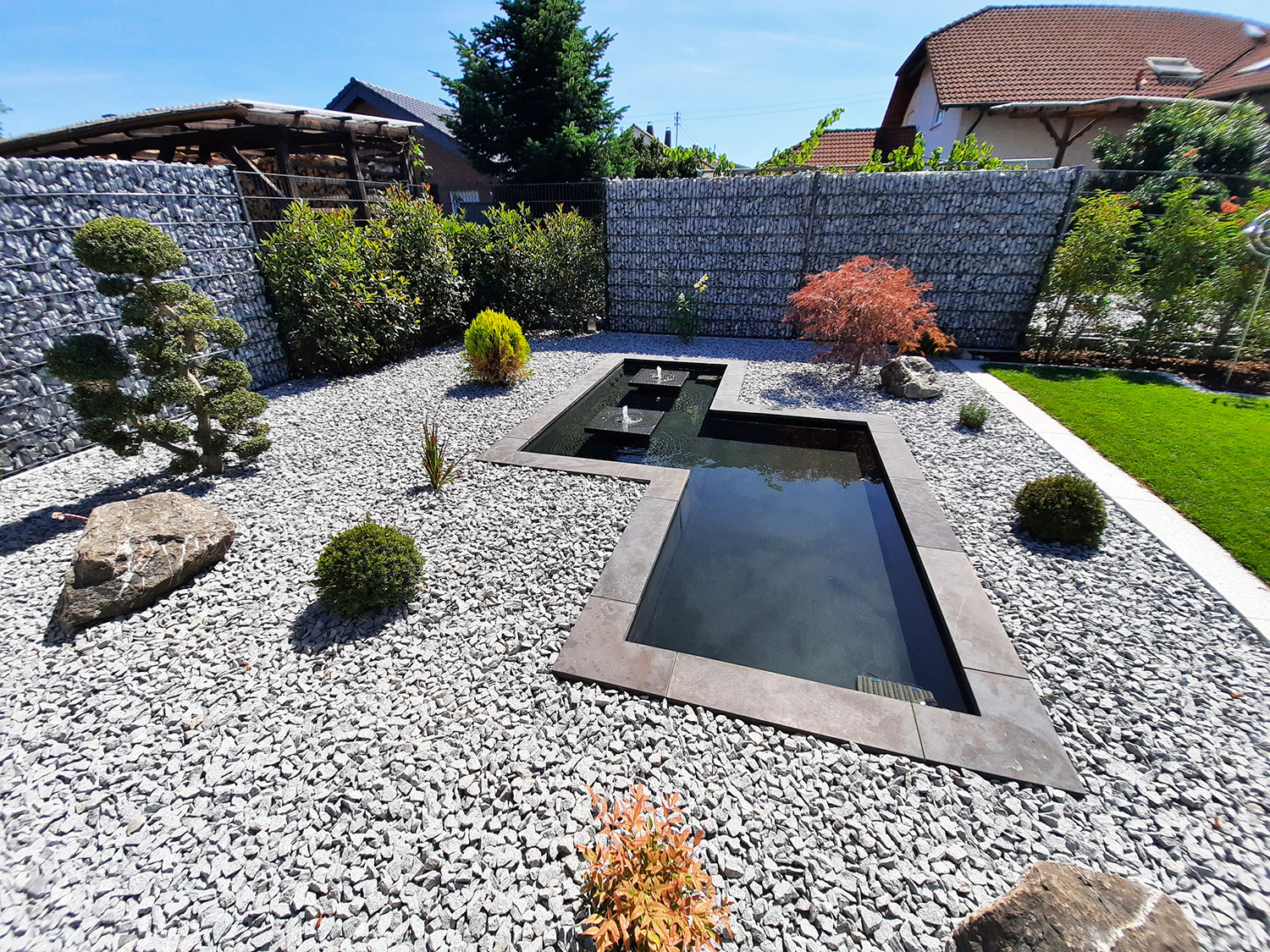 Z-förmiges Wasserbecken mit zwei Steinplatten als Wasserspiel ...