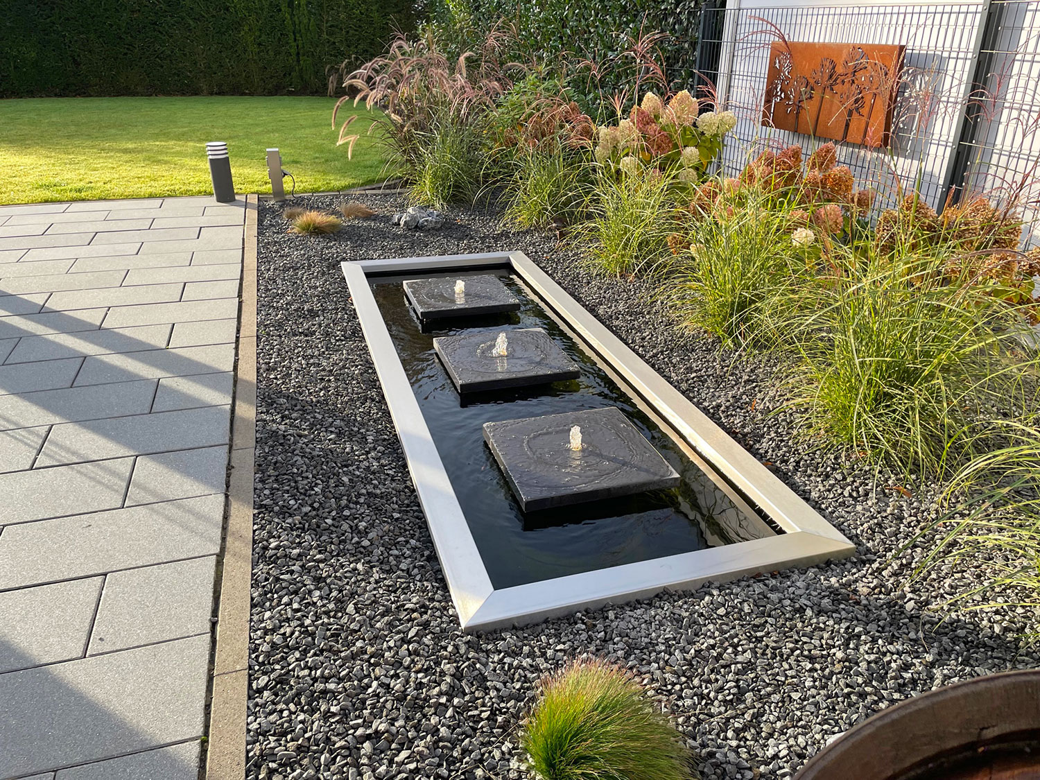 Großes Rechteck-Wasserbecken mit Quellsteinen im Garten - Gartenbrunnen ...