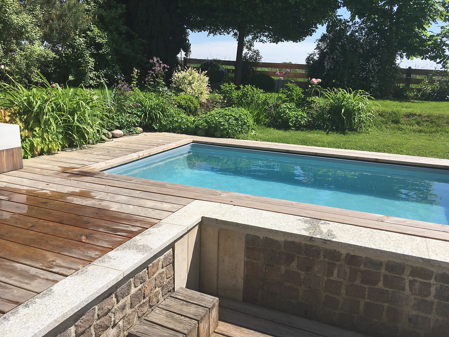 Großes, formales GFK-Wasserbecken in hellgrau - Gartenbrunnen ...