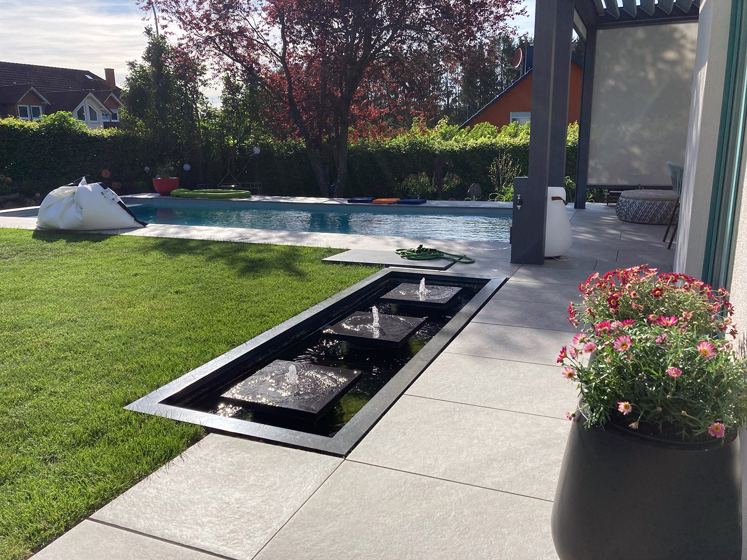 Offenes Wasserbecken mit Wasserspiel in Terrassennähe - Gartenbrunnen ...
